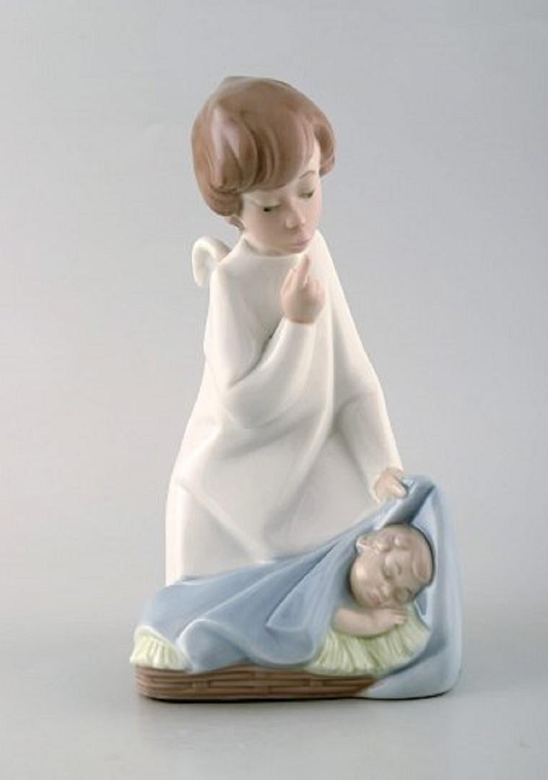 Nao and Lladro, Three Porcelain Figures, 20th Century For Sale at 1stDibs