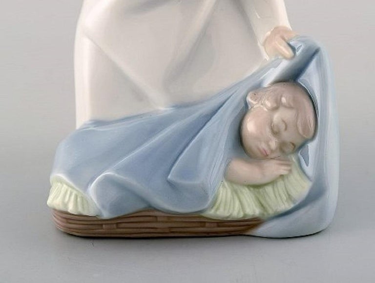 Nao and Lladro, Three Porcelain Figures, 20th Century For Sale at 1stDibs