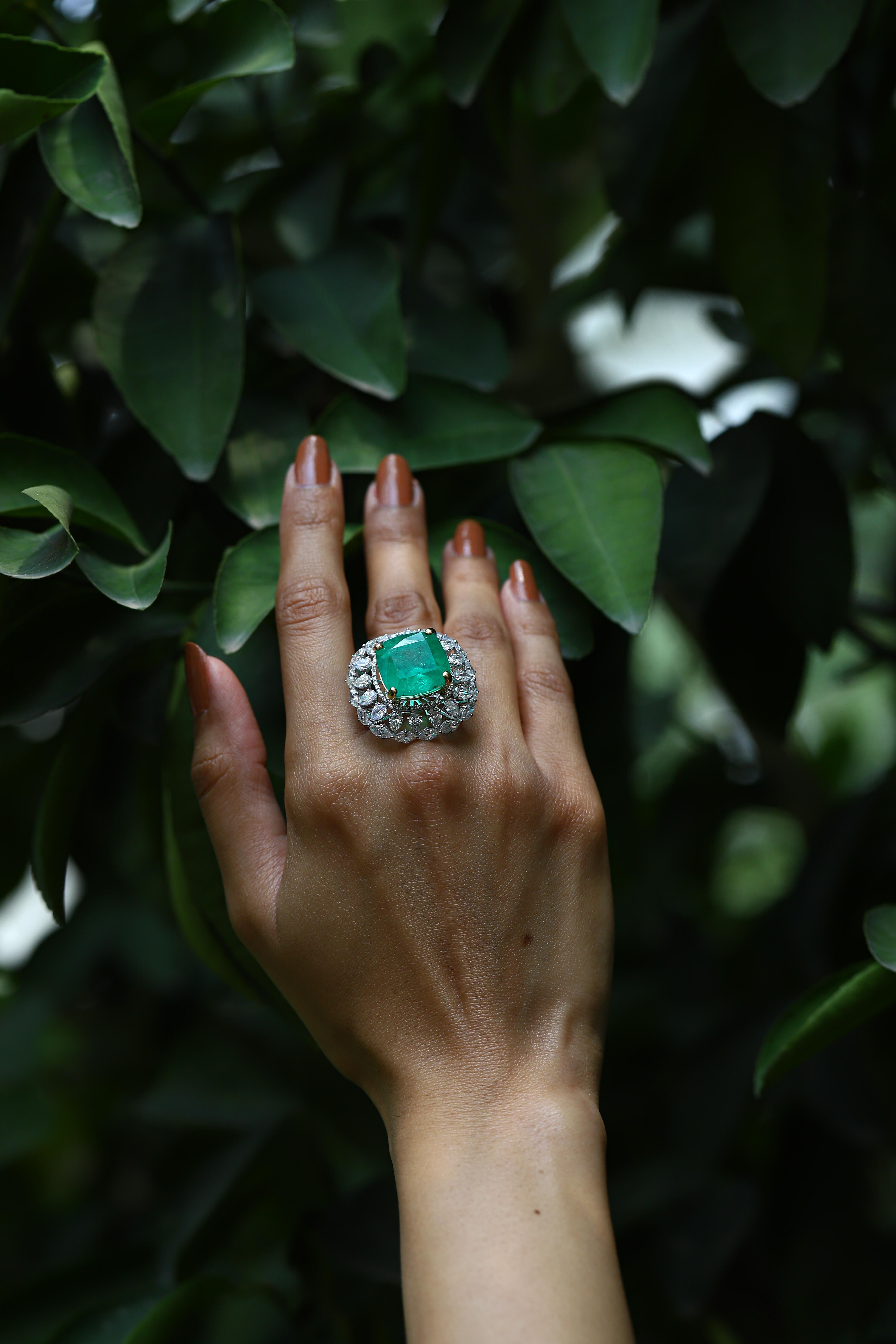 Natural Columbian Emerald Ring with Diamond in 18k Gold For Sale at 1stDibs