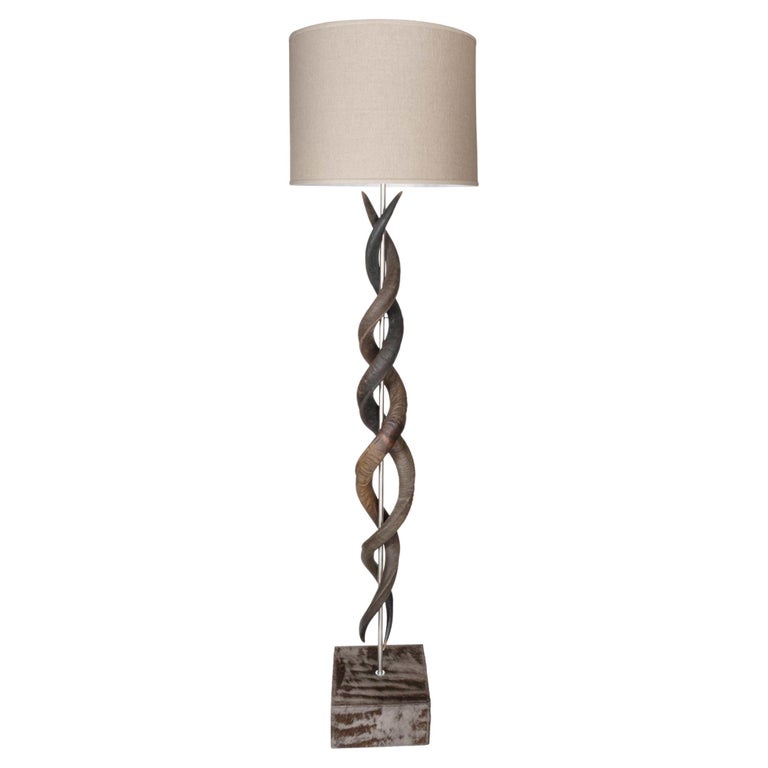 Lampe sur pied double torsion en corne de koudou naturelle En vente sur ...