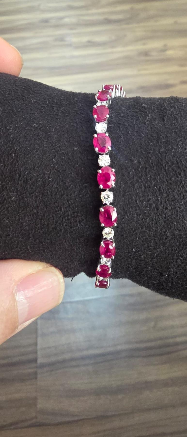 Natural Ruby and Diamond Bracelet in 18k Gold For Sale at 1stDibs