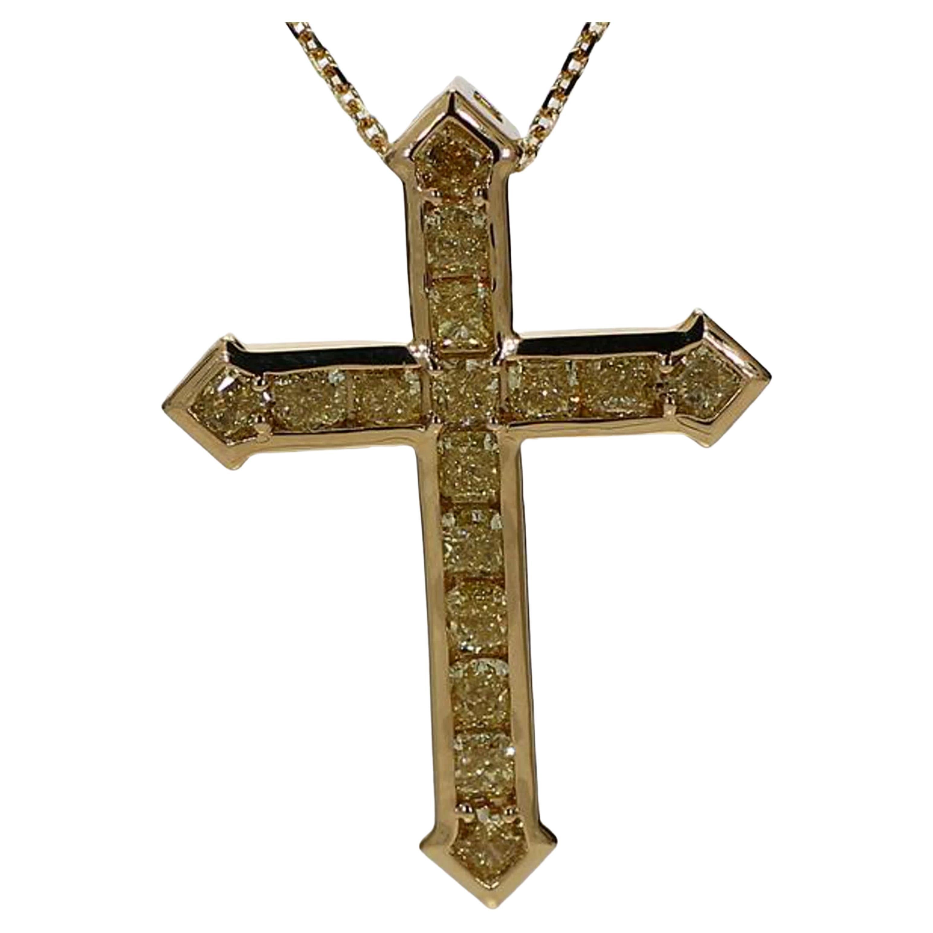 2.86 Carat Diamond and Yellow Gold Cross Pendant For Sale at 1stDibs