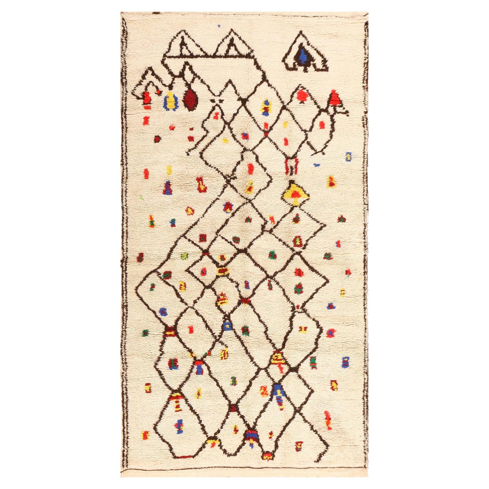 Nazmiyal Collection Vintage Moroccan Berber Shag Rug. 4 ft 8 in x 8 ft ...