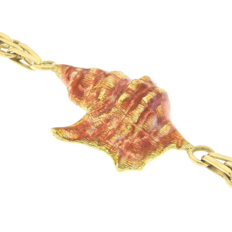Necklace in 18 Karat Yellow Gold shell charm For Sale at 1stDibs