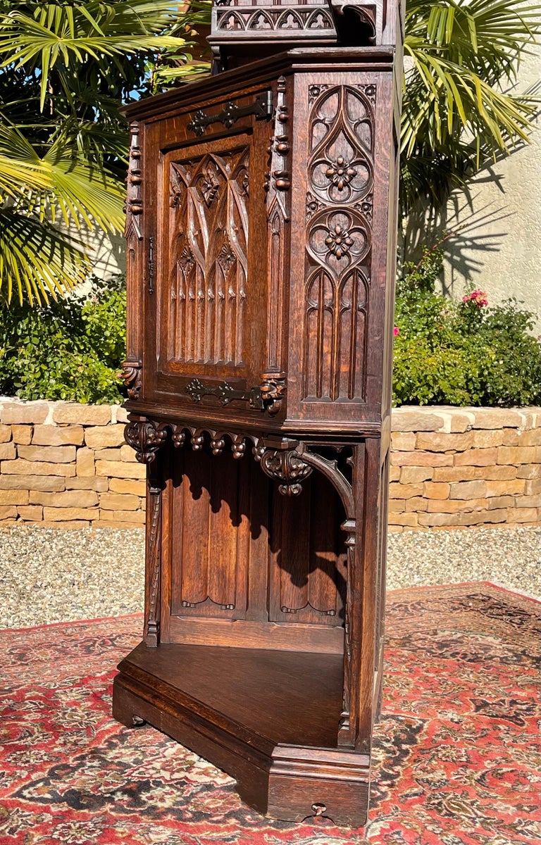 Neo-Gothic Style Carved Oak Corner, 19th Century For Sale at 1stDibs