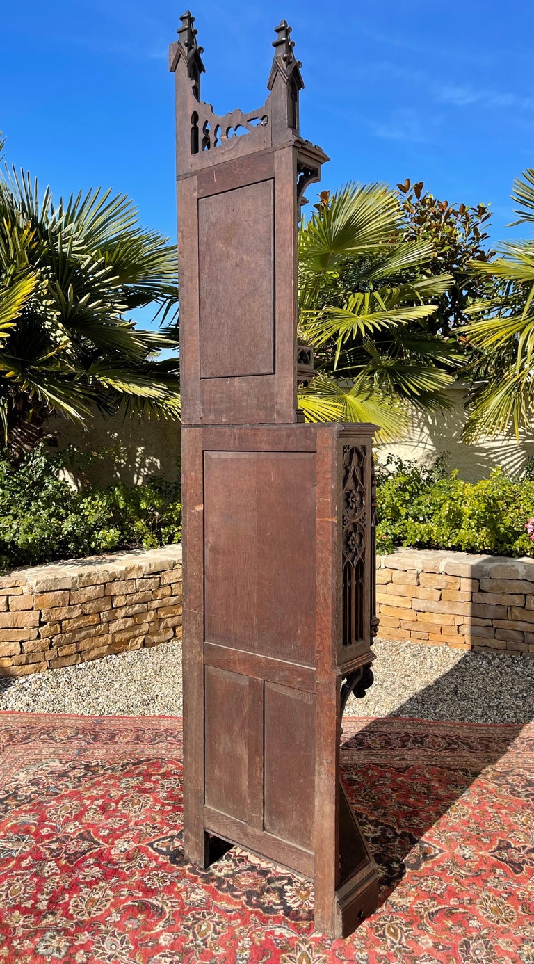 Neo-Gothic Style Carved Oak Corner, 19th Century For Sale at 1stDibs