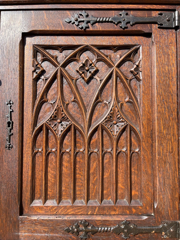 Neo-Gothic Style Carved Oak Corner, 19th Century For Sale at 1stDibs