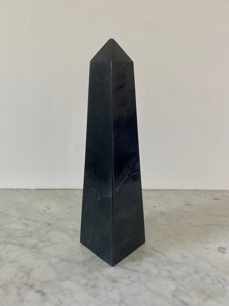 Neoklassizistischer Obelisken aus massivem Marmor in Schwarz und Grau ...