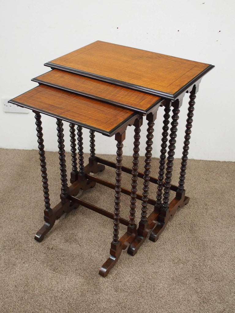 Nest of Three Silky Oak Tables, circa 1840 For Sale at 1stDibs