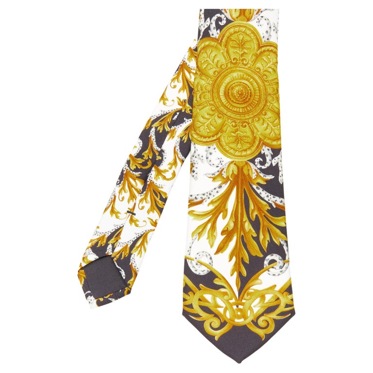 VERSACE Cravate baroque en or noir à imprimé hommage à l'acanthe ...