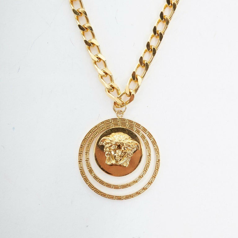 Versace, collier long et imposant médaillon Méduse en forme de halo en ...