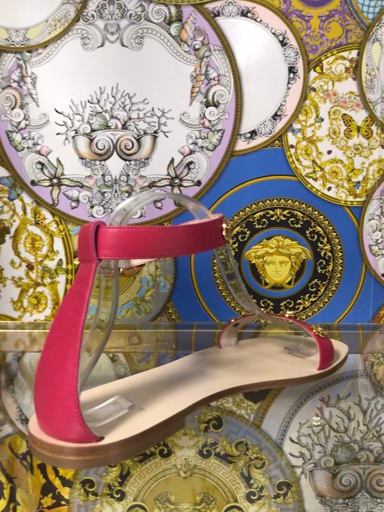 New VERSACE pink leather flat sandals 39 - 9 For Sale at 1stDibs