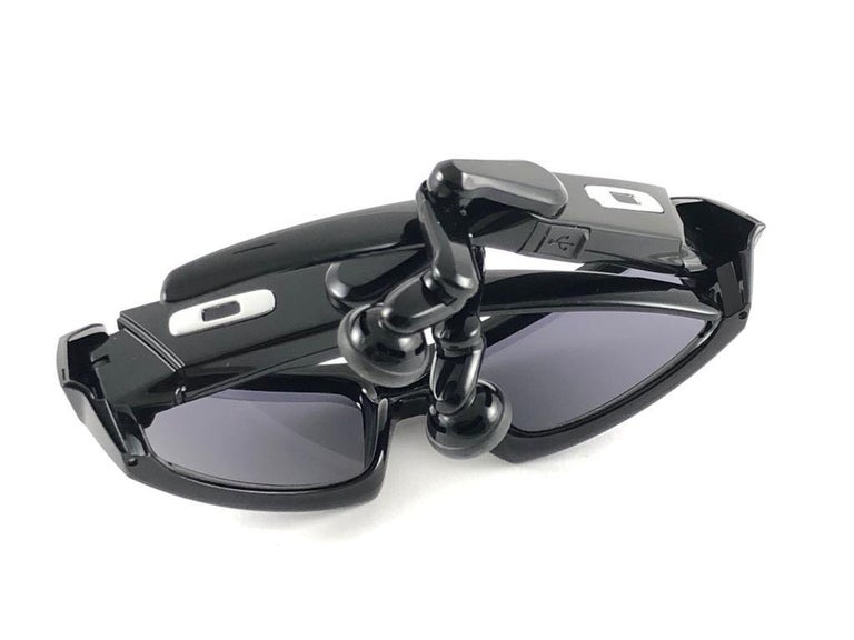 New Vintage Oakley Thump 512MB MP3 Gascan Black Iridium Lenses 2003 Sunglasses For Sale at 1stDibs