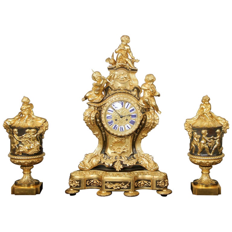 Nice ensemble d'horloges trois pièces en bronze doré et patiné de la ...