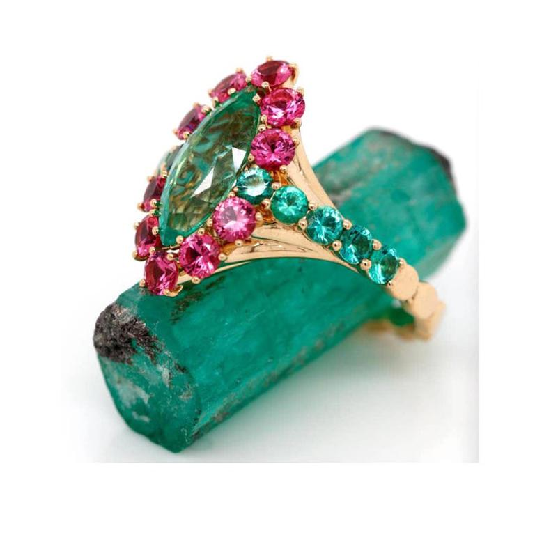 No-Oil Russian Emerald Pink Spinel 18 Karat Yellow Gold Ring at 1stDibs