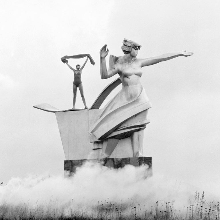 Norman Parkinson - Jerry Hall Vogue Russia, Statue of Thamar For Sale ...