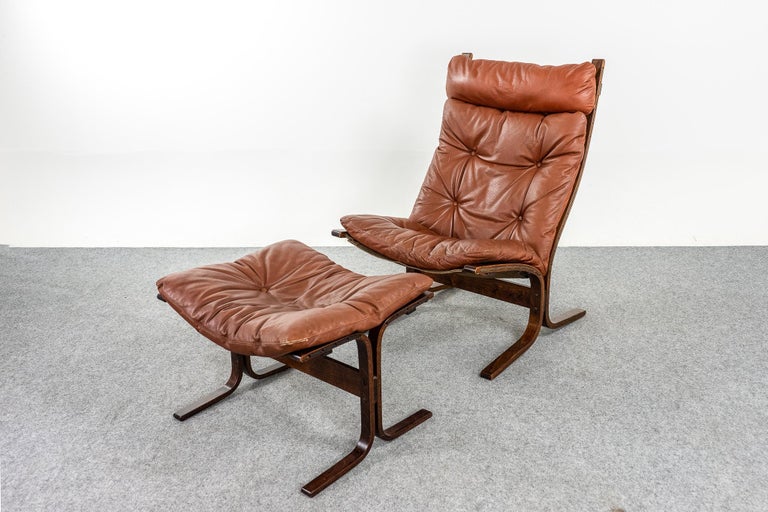 Fauteuil de salon et repose-pieds norvégien en cuir « Siesta », par Ingmar Relling - En vente ...