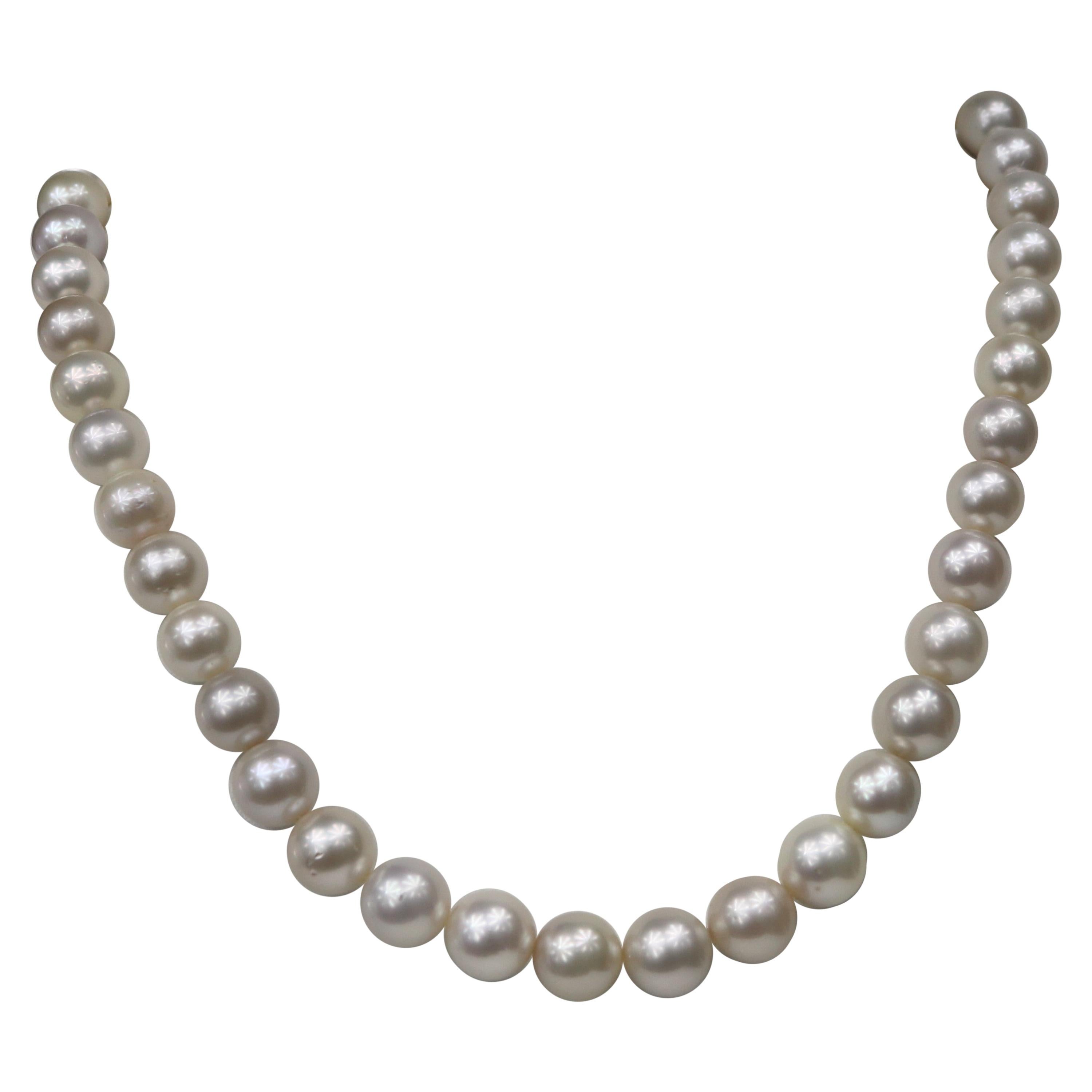 Off White Tahitian Round Strand with Gold Clasp For Sale at 1stDibs