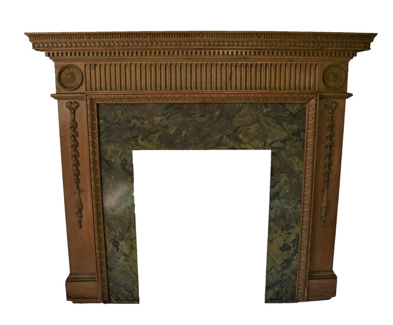 Cheminée en pin anglaise classiquement sculptée du 18ème siècle de ...