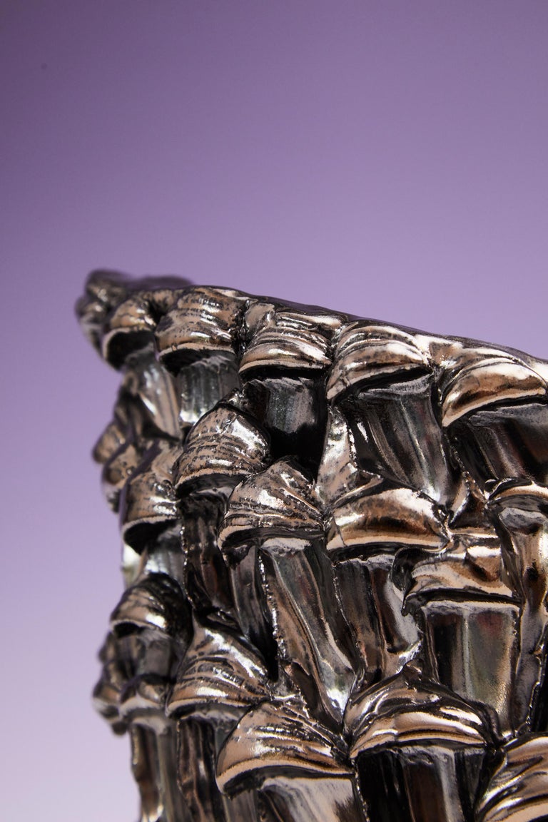 Vase Onda, en platine métallique 01 En vente sur 1stDibs