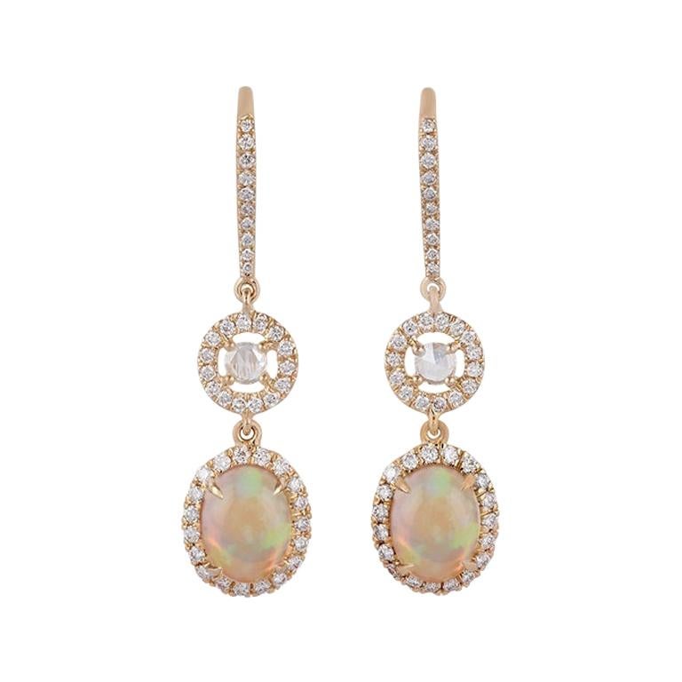Ohrringe mit Opal und Diamanten aus 18 Karat Gelbgold besetzt im Angebot bei 1stDibs