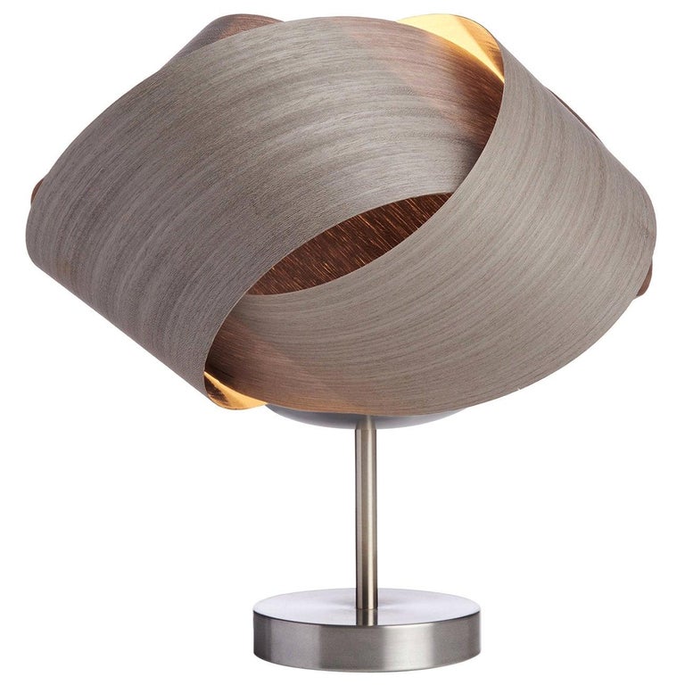 Moderne Tischlampe aus grauem Holz mit gebürstetem Stahl, Moderne bei ...