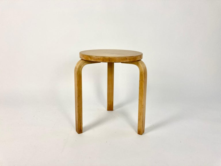 Original Alvar Aalto-Hocker aus den 1930er Jahren, frühe Produktion, vertrieben von Finmar im ...