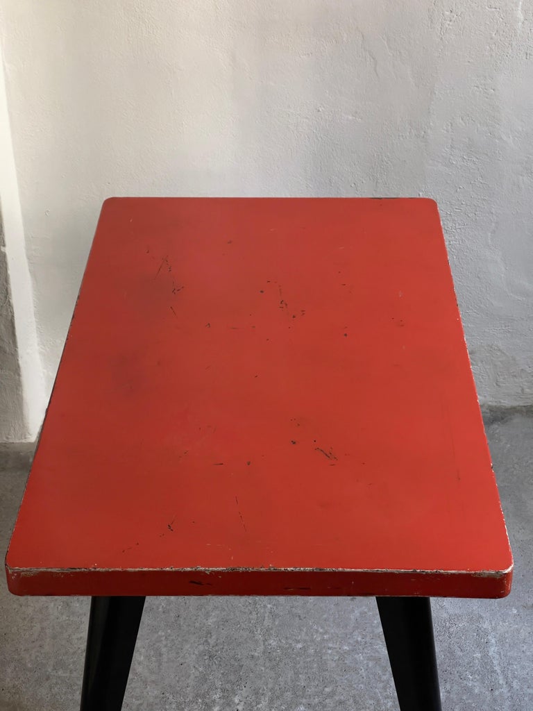 Original 1950s French metal desk in red varnish by Xavier Pouchard for ...