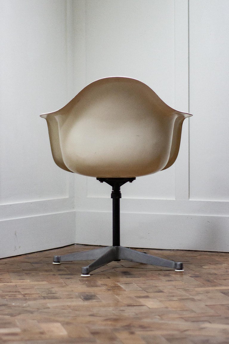 Original Charles and Ray Eames Fibreglass Shell Chair, White at 1stDibs
