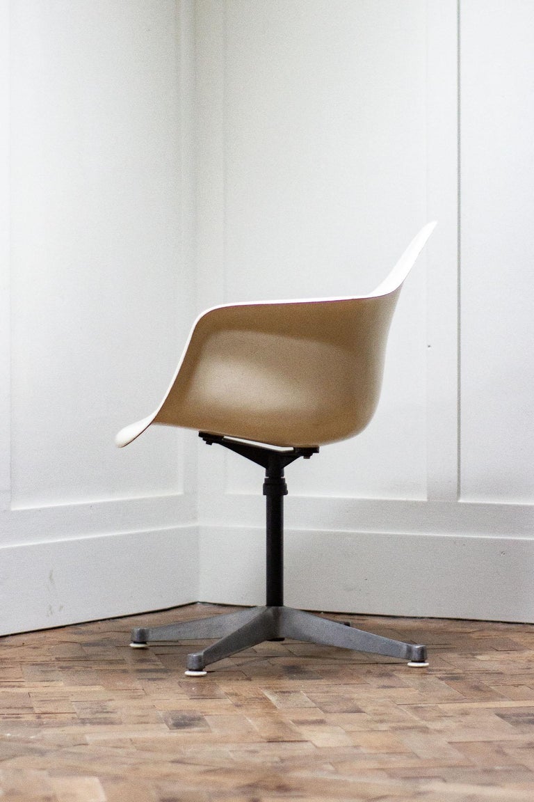 Original Charles and Ray Eames Fibreglass Shell Chair, White at 1stDibs