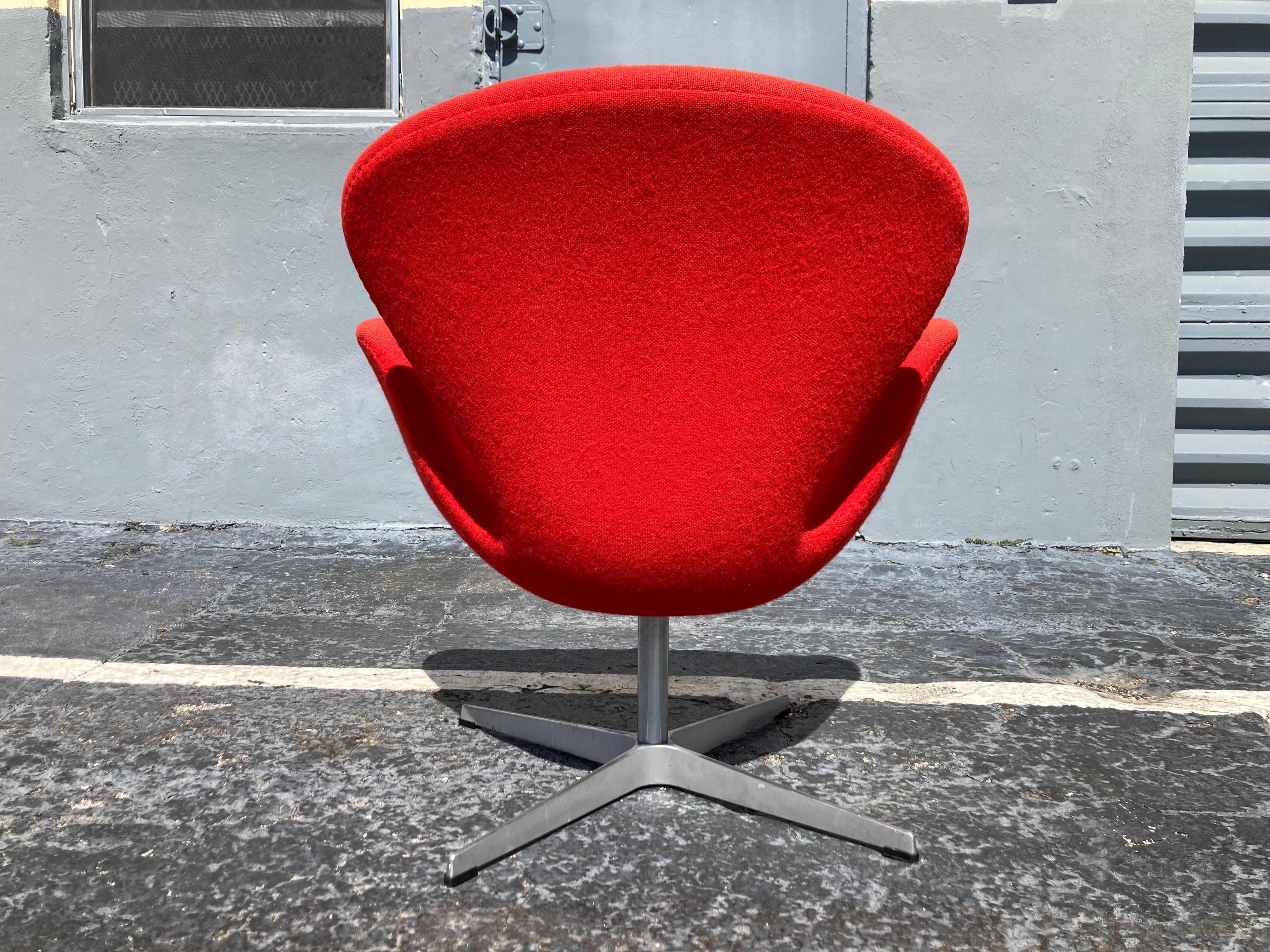 Original Swan Chair by Arne Jacobsen for Fritz Hansen, Red Fabric, 2002 ...