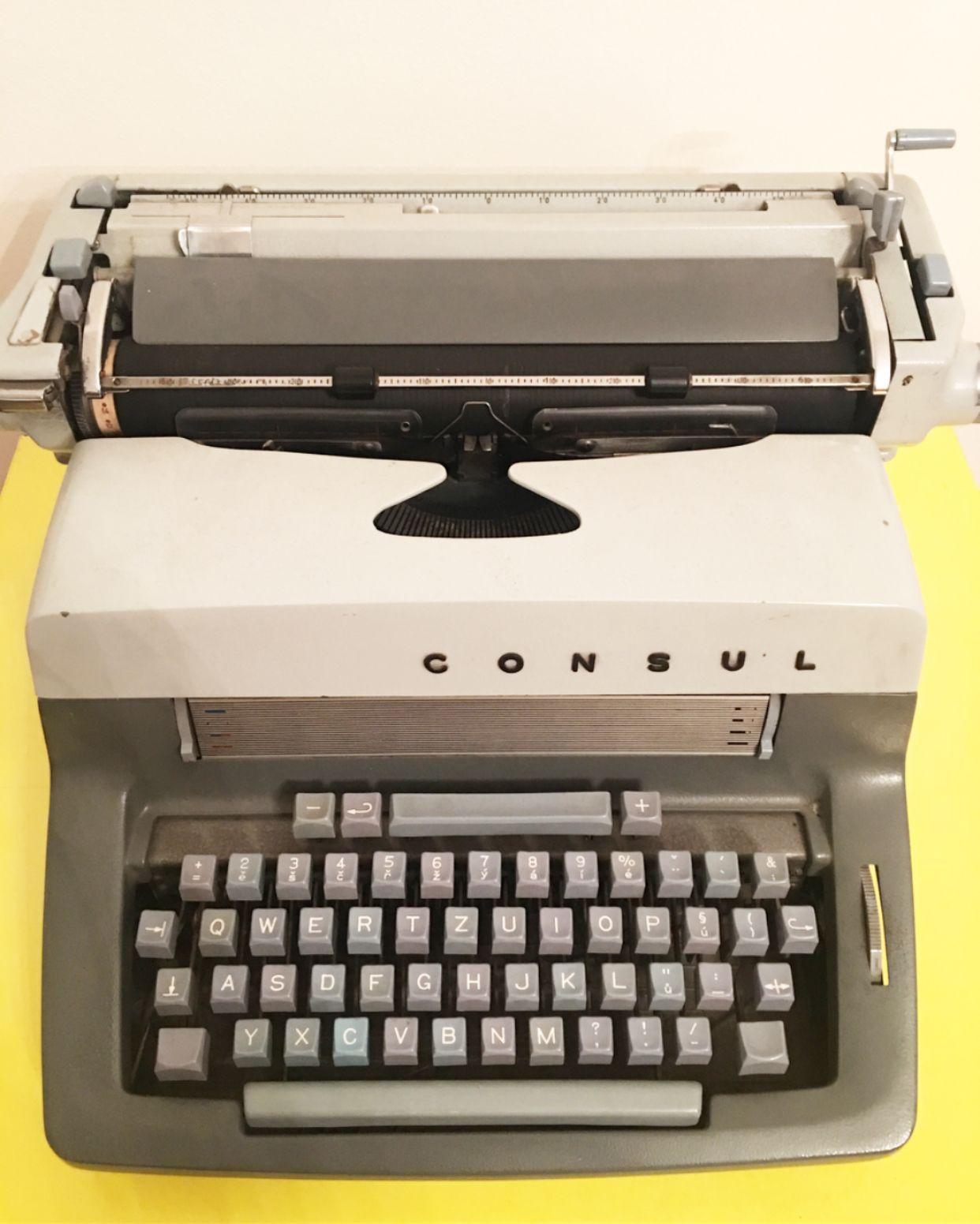 Original Vintage Typewriter Consul, Made in Czechoslovakia at 1stDibs