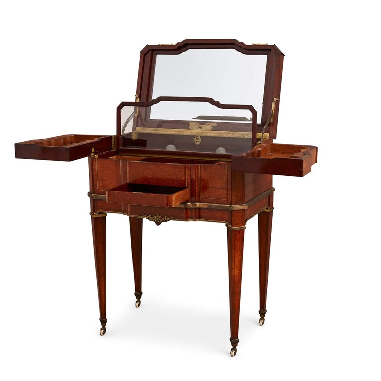Coiffeuse ancienne de style Louis XVI en acajou et amboine montée en ...