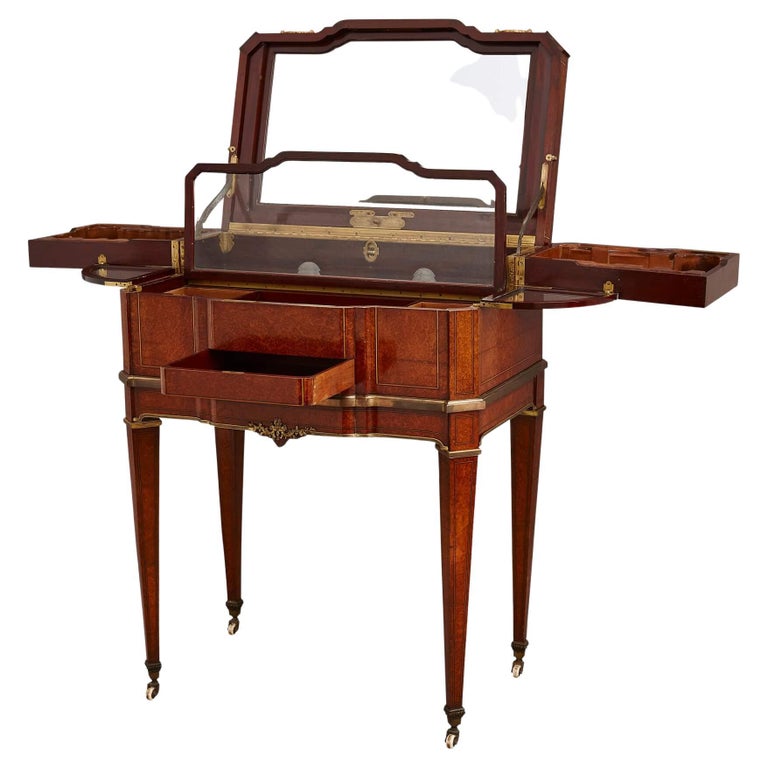 Coiffeuse ancienne de style Louis XVI en acajou et amboine montée en ...