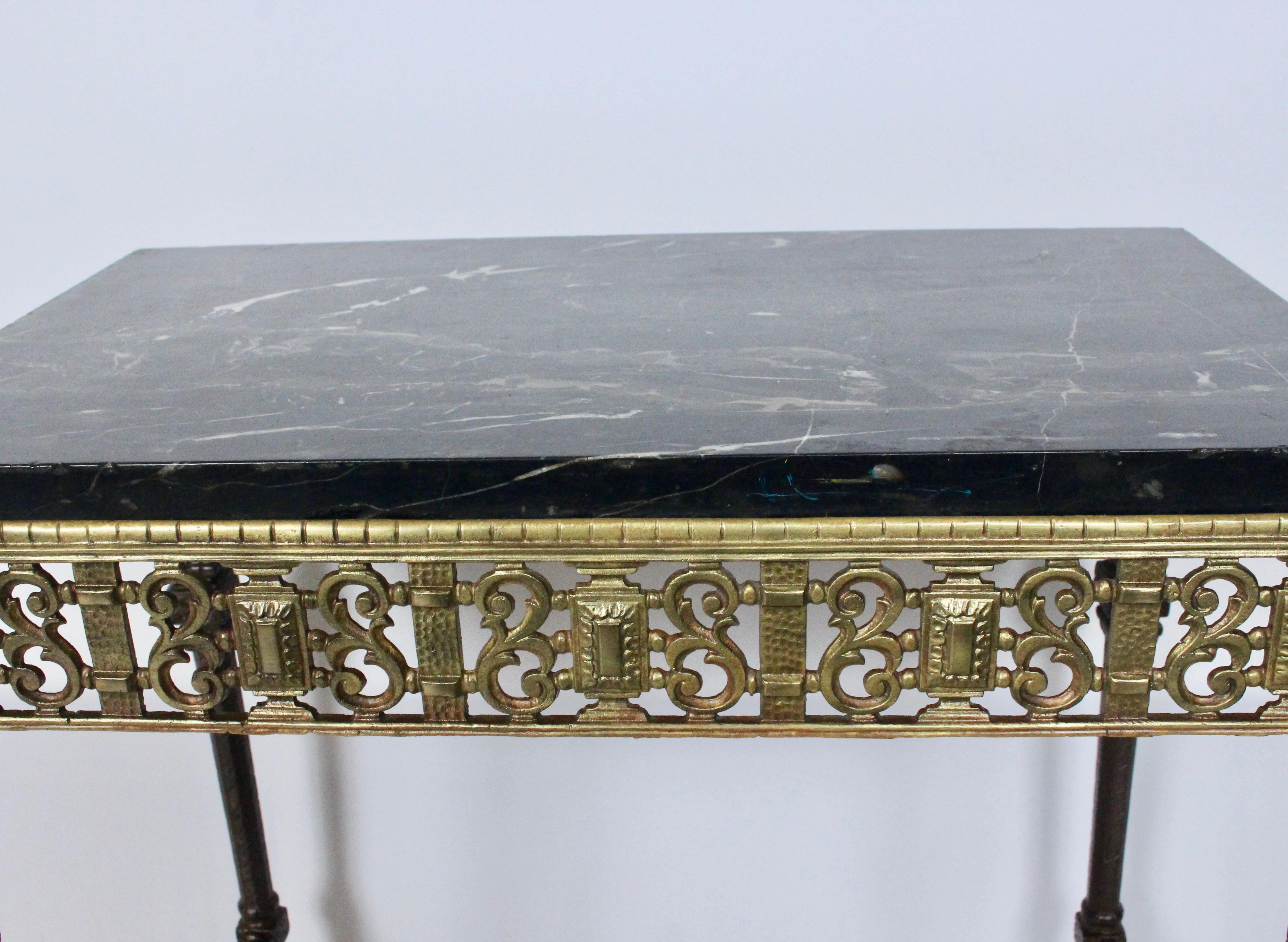 Mesa auxiliar de mármol, bronce bruñido y hierro estilo Oscar Bach ...