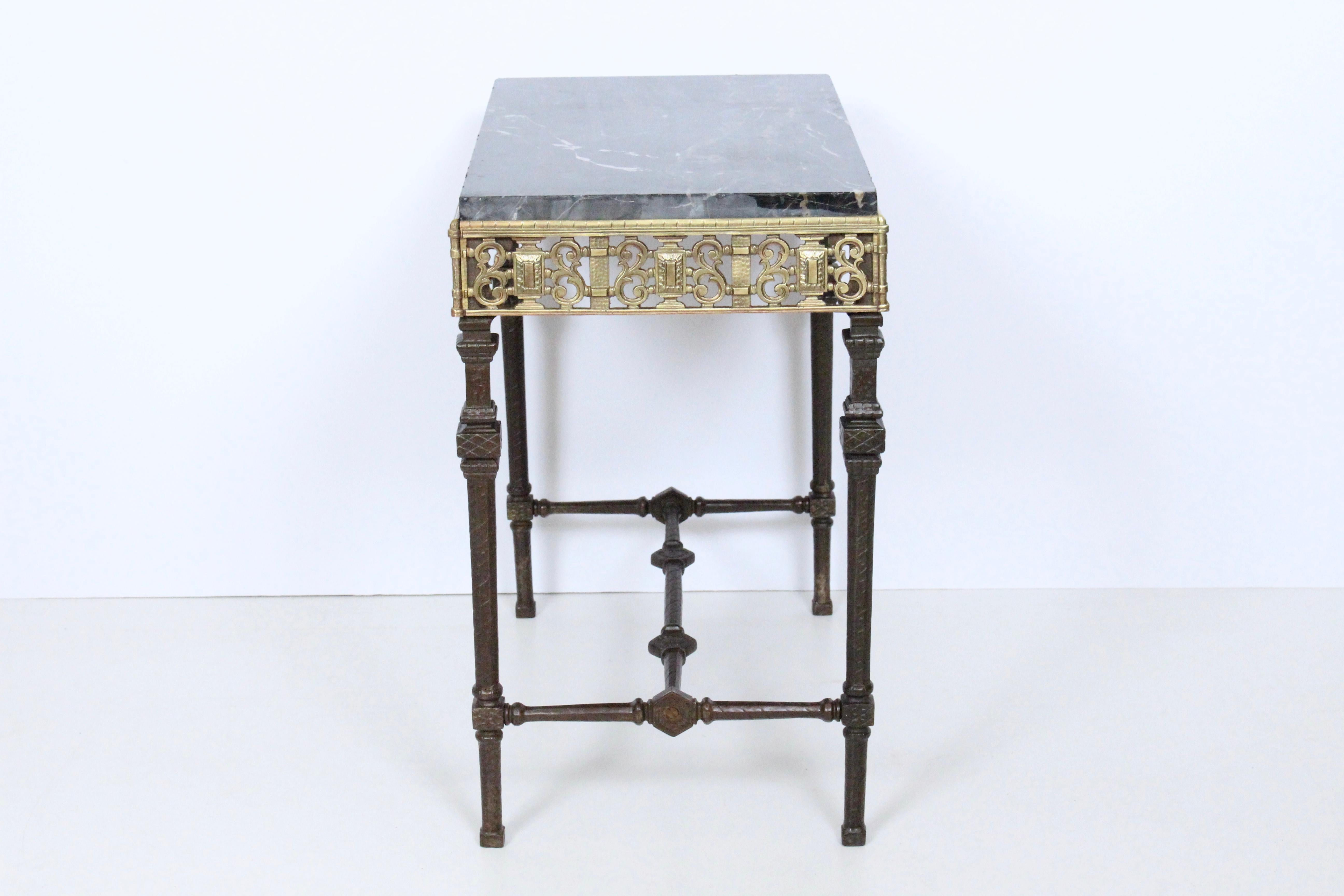 Mesa auxiliar de mármol, bronce bruñido y hierro estilo Oscar Bach ...