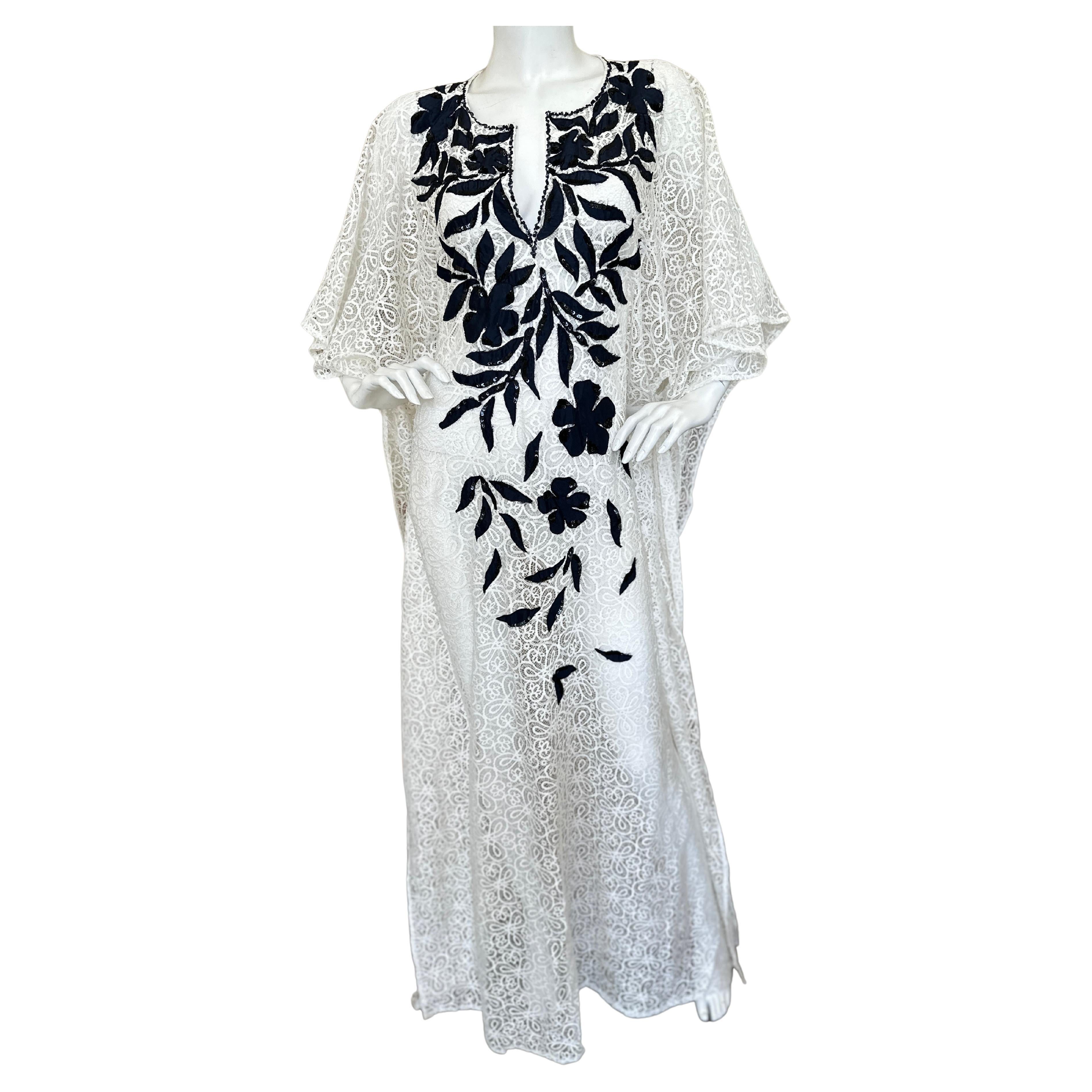 Oscar de la Renta White Lace Caftan with Floral Embellishments For Sale ...