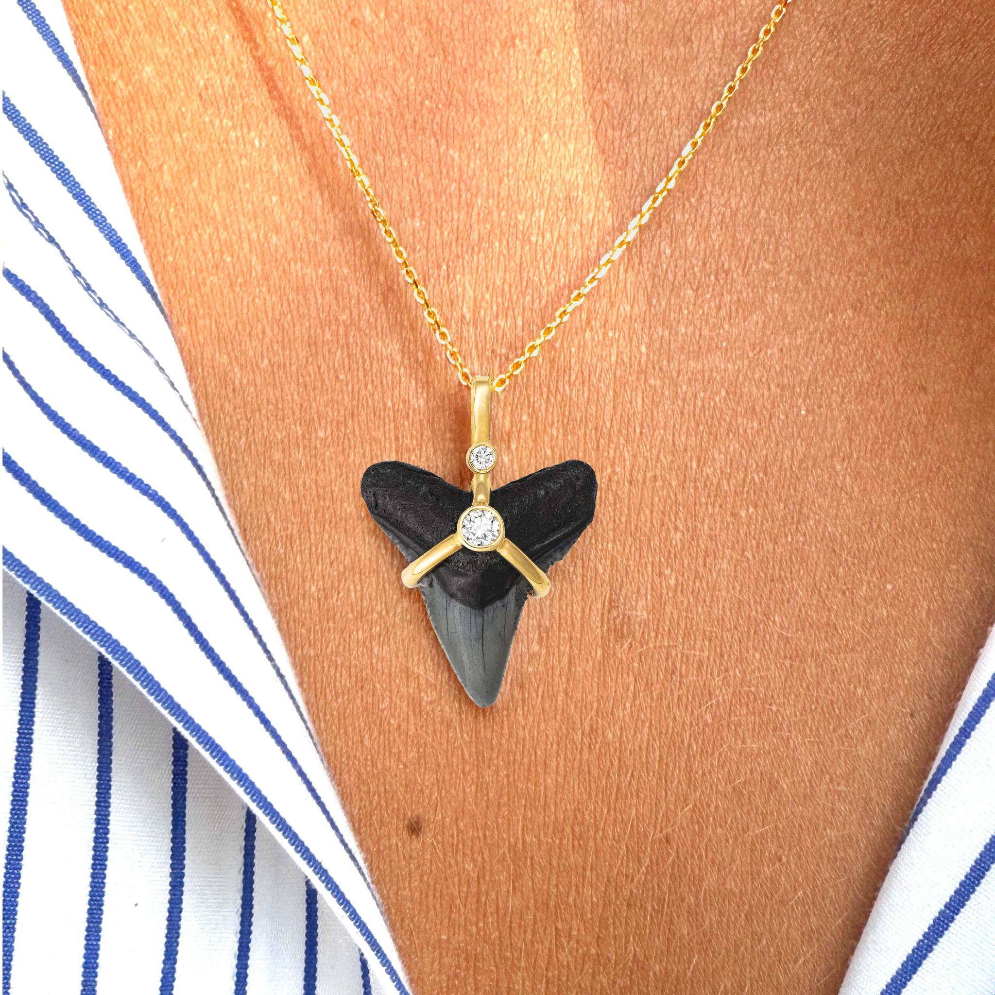 Oscuro Shark Tooth 14k Gold Diamond Necklace For Sale at 1stDibs
