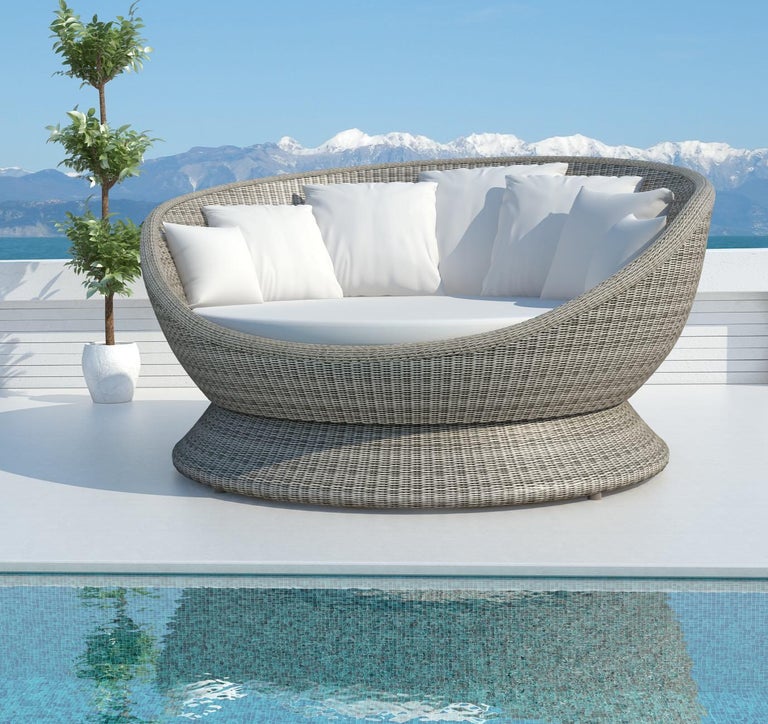 Outdoor 3-Seater Sofa with Seashell White Wicker Structure For Sale at ...