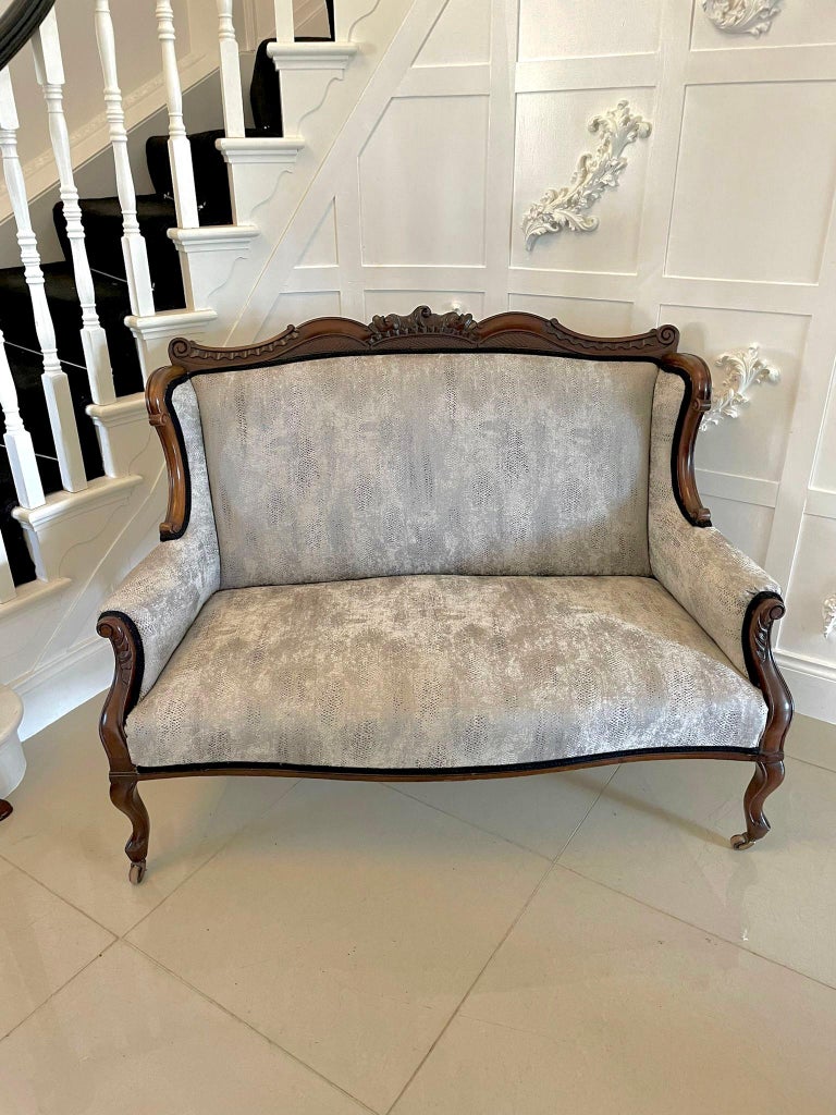 Remarquable canapé ancien victorien en acajou sculpté En vente sur 1stDibs