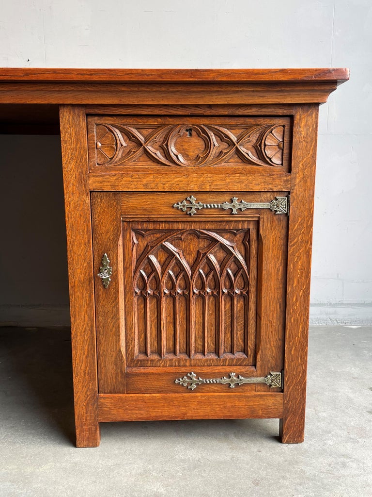Hervorragende Gothic Revival Tiger Oak Desk w. Qualitativ hochwertige geschnitzte Kirchenfensterpaneele im Angebot bei 1stDibs gotische mobel