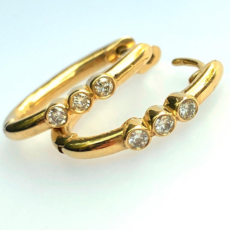 Ovale Creolen „Double Triplets“ aus 18 Karat Gelbgold mit Diamanten akzentuiert im Angebot bei ...
