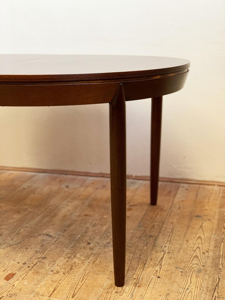 Oval Mahogany-Colored Mid-Century Modern Extendable Dining Table For ...