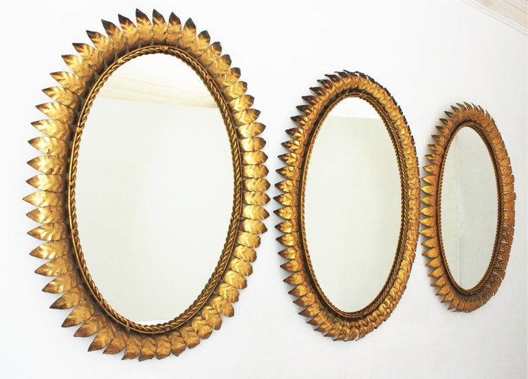 Sonnenschliff-Ovale Spiegel aus vergoldetem Metall, Dreier-Set im Angebot bei 1stDibs