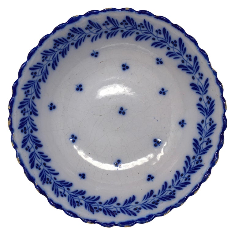 Schale blau bemalt im Angebot bei 1stDibs