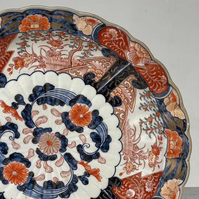 Pair 19th Century Imari Hand-Painted Decorative Plates For Sale at 1stDibs