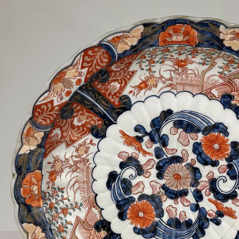 Pair 19th Century Imari Hand-Painted Decorative Plates For Sale at 1stDibs