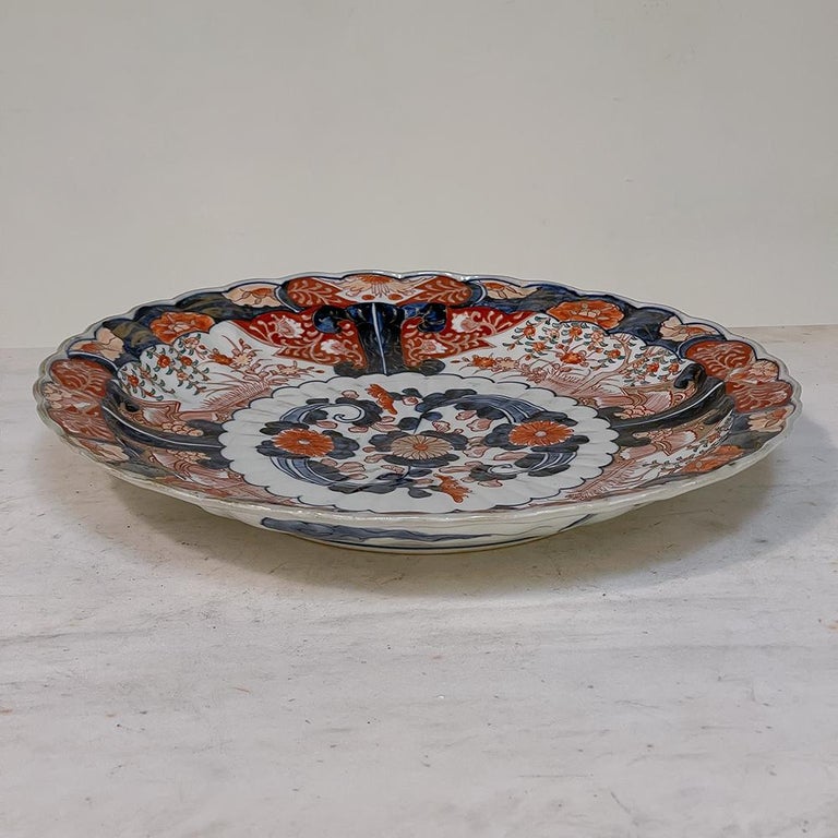 Pair 19th Century Imari Hand-Painted Decorative Plates For Sale at 1stDibs