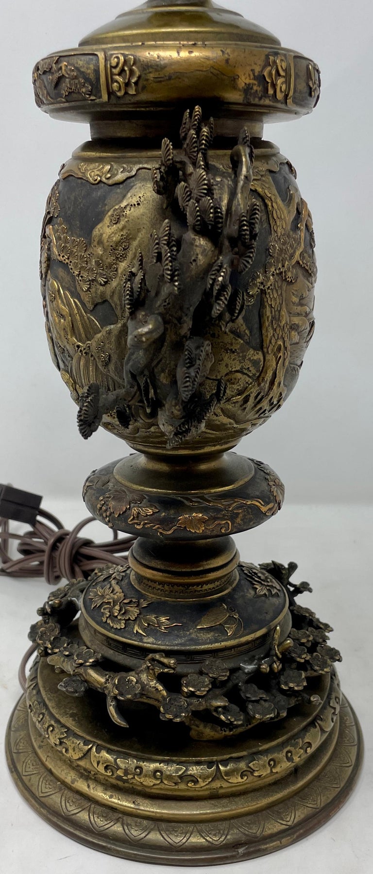 Paire de lampes-urnes japonaises anciennes du 19ème siècle en bronze doré, vers 1890. En vente ...