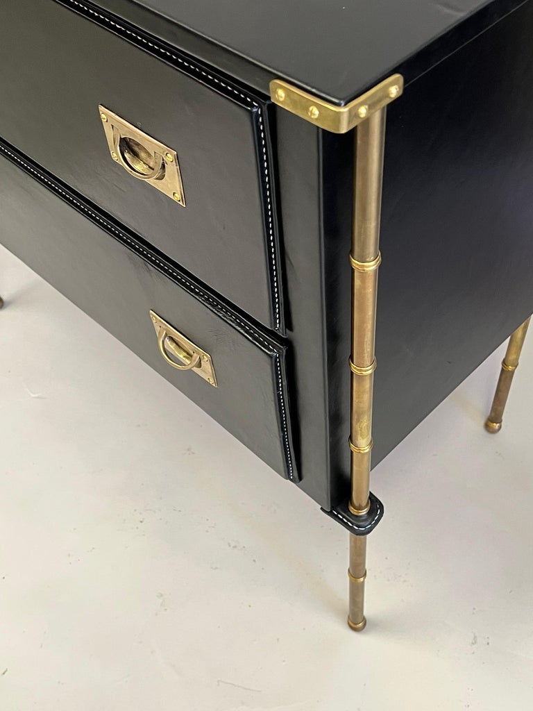 Paire de commodes françaises en cuir et laiton imitation bambou cousues ...